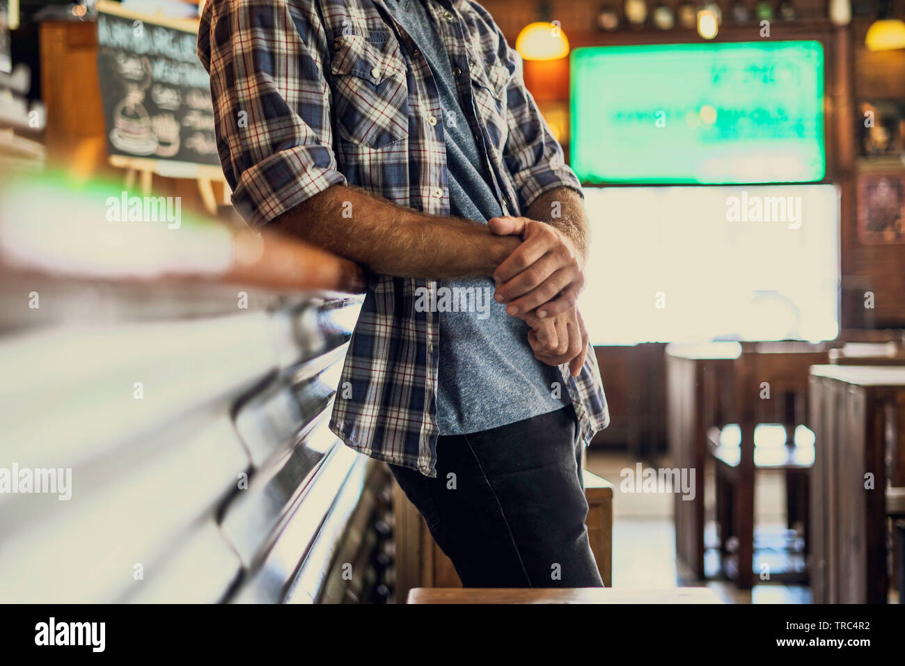 Person leaning against bar hi-res stock photography and images - Alamy