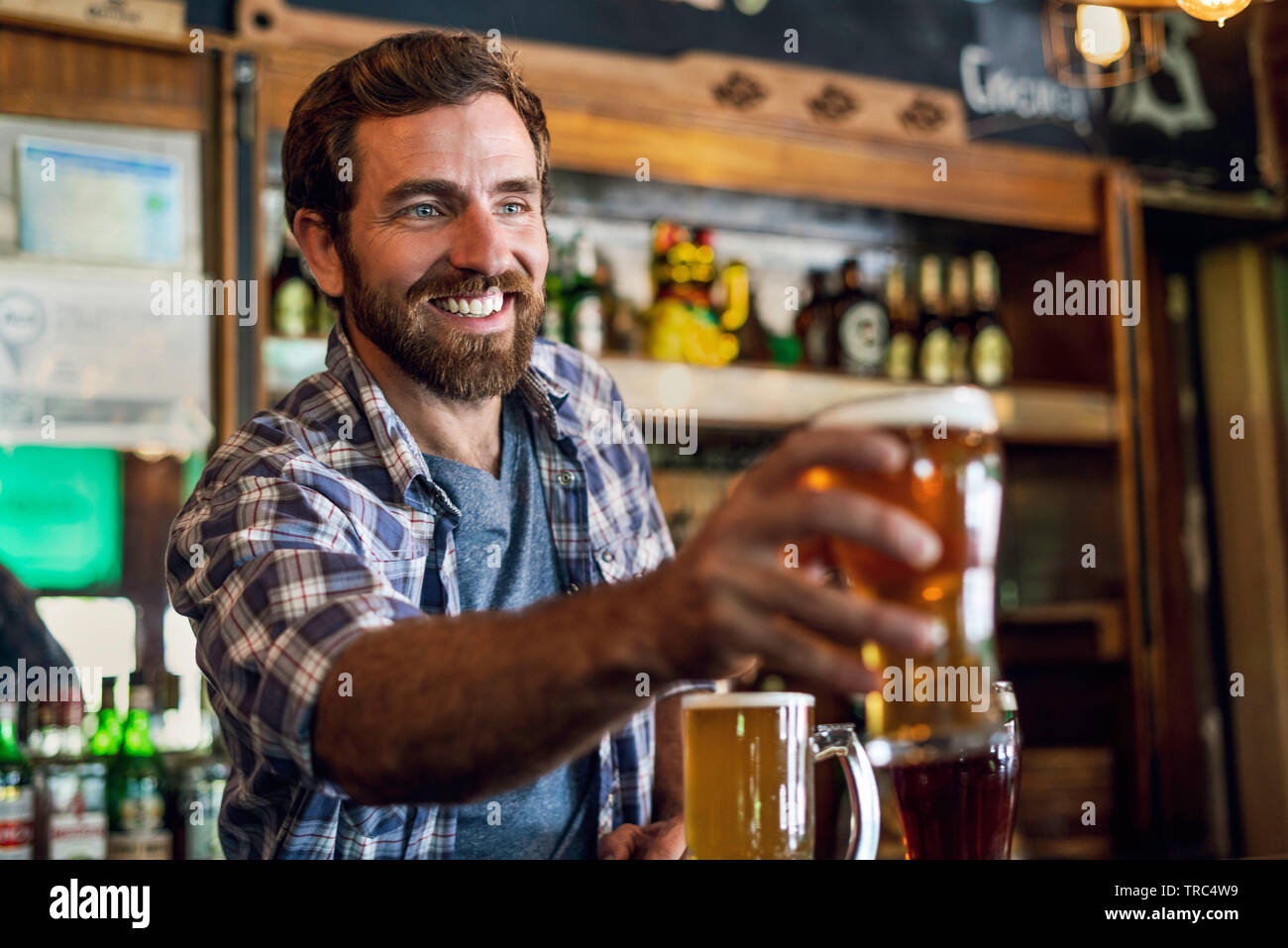 Images of serving beer hi-res stock photography and images - Alamy