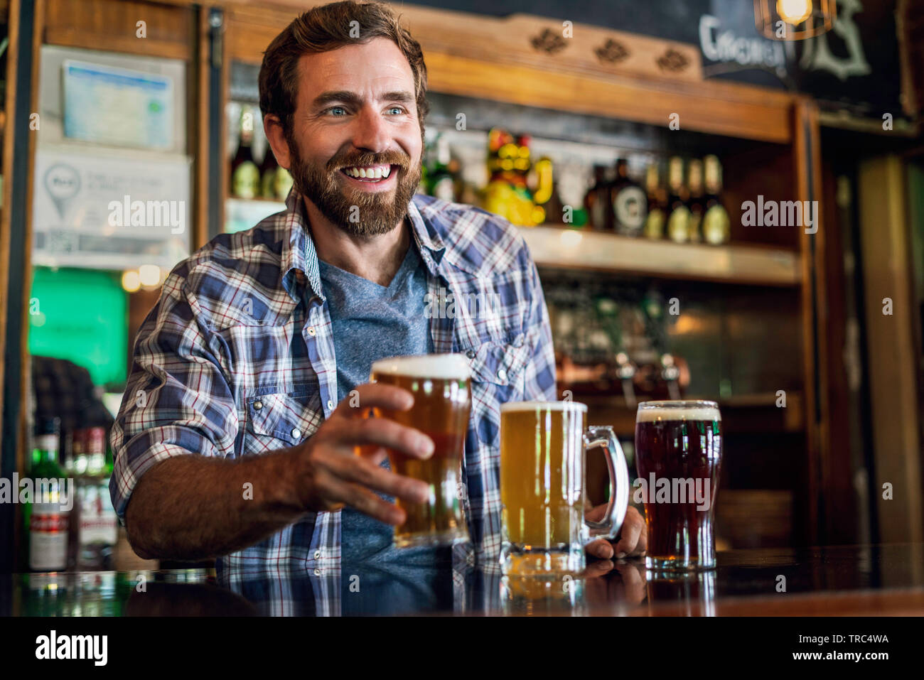 Images of serving beer hi-res stock photography and images - Alamy