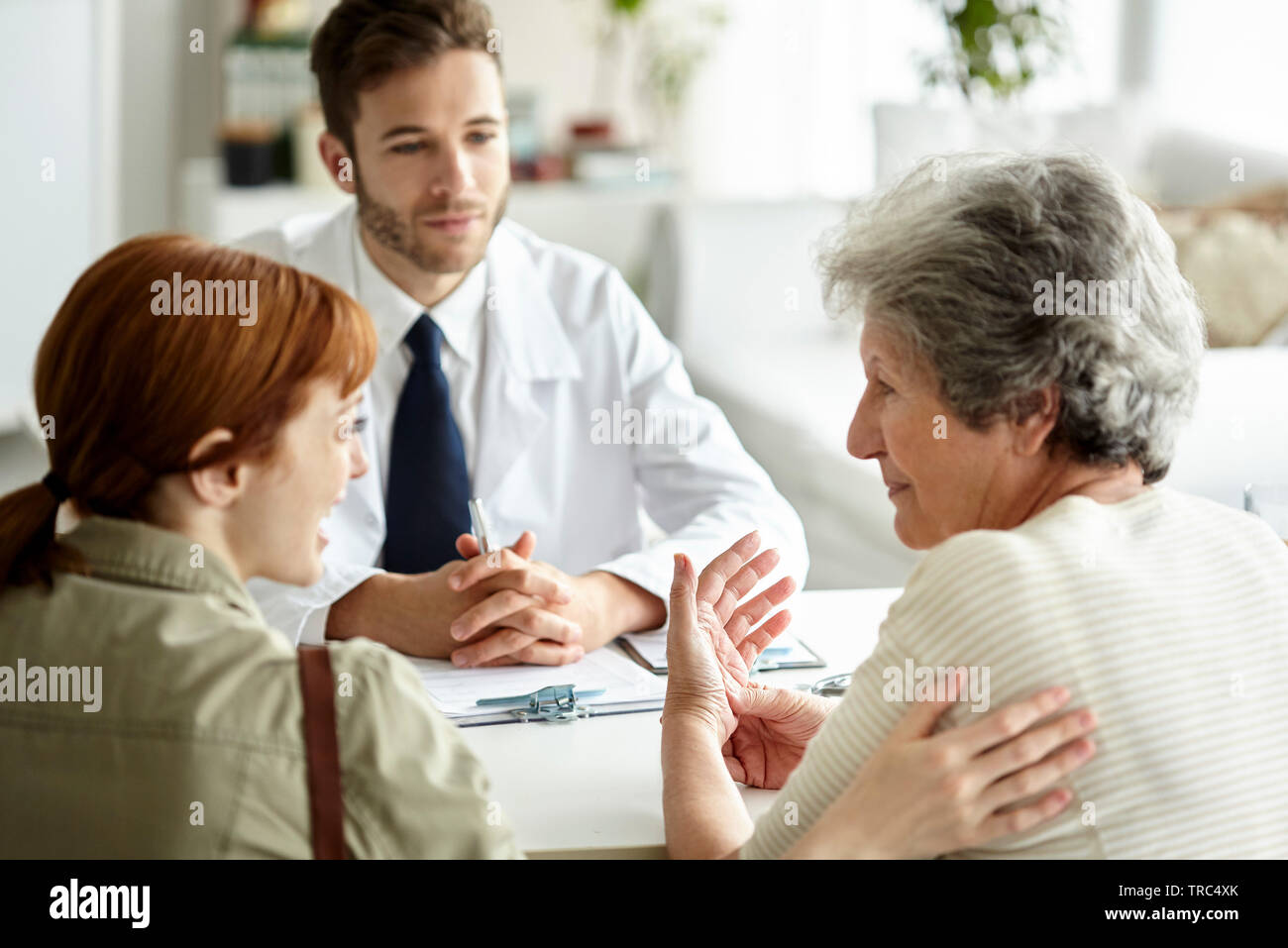Doctor mother daughter hi-res stock photography and images - Alamy