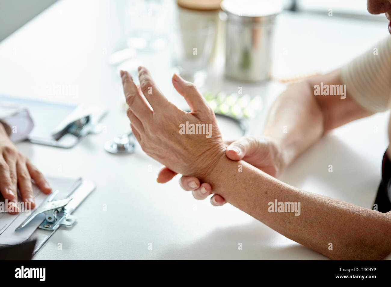 Doctor senior hand hi-res stock photography and images - Alamy