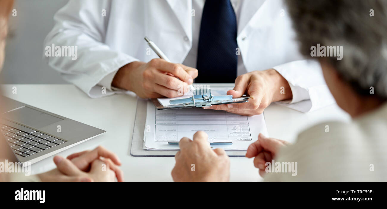 Doctor clipboard laptop woman hi-res stock photography and images - Alamy