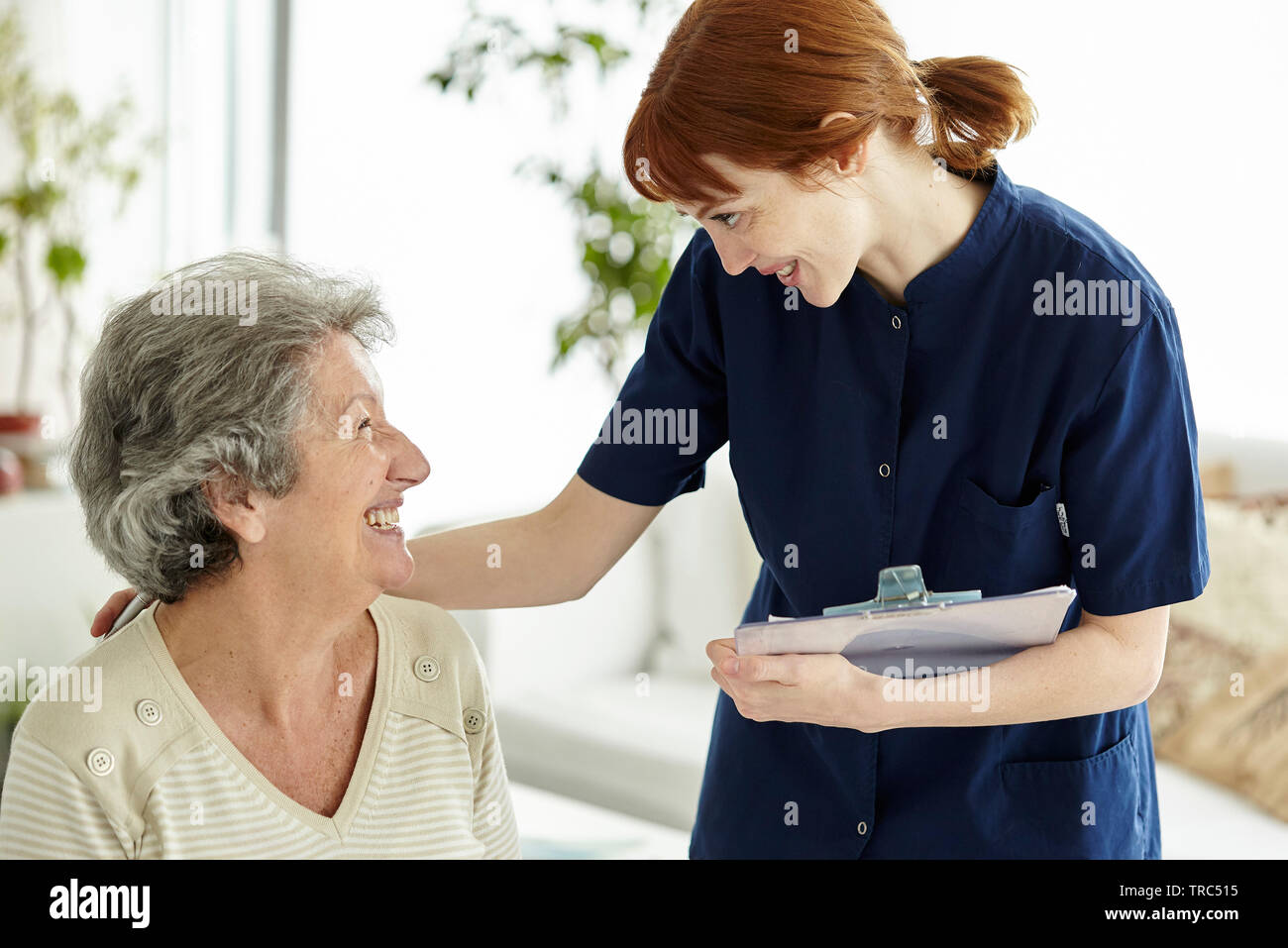 Nurse talking to patient Stock Photo - Alamy