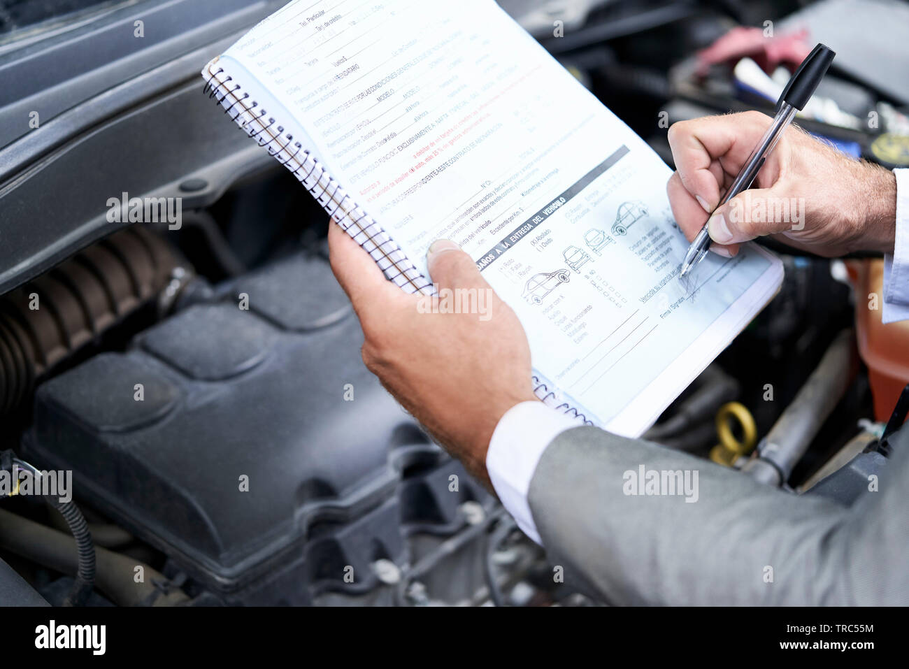 Man's hand signing documents Stock Photo - Alamy