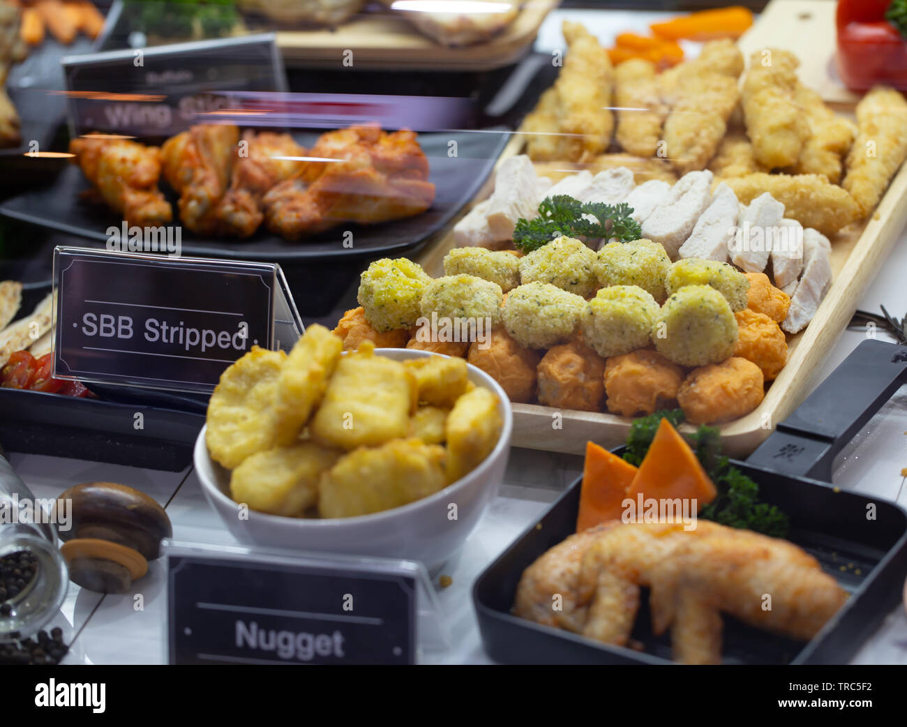 Ready to eat food on counter in the supermarket Stock Photo - Alamy