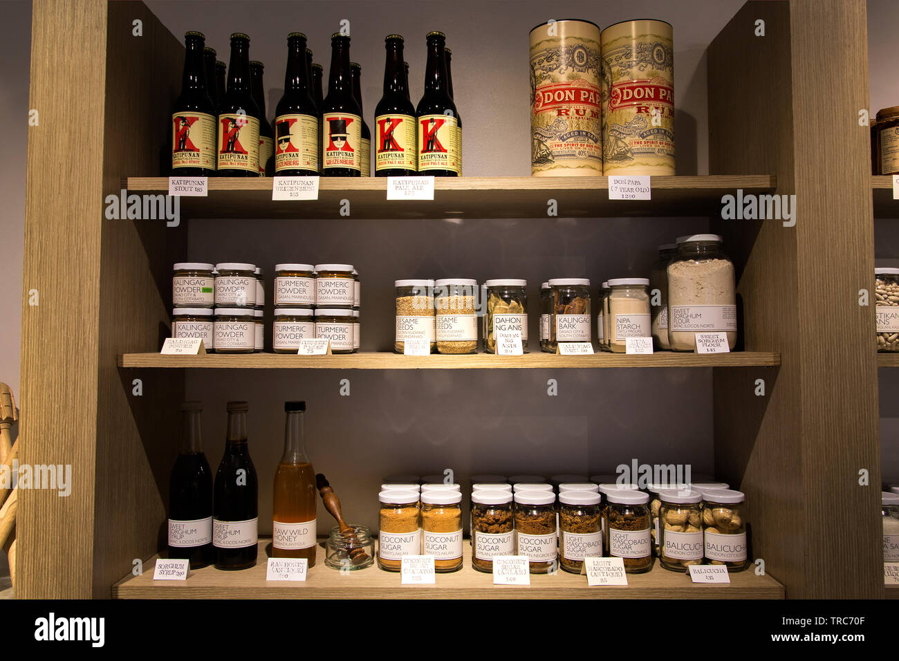 Grocery store shelves canned food hi-res stock photography and images ...