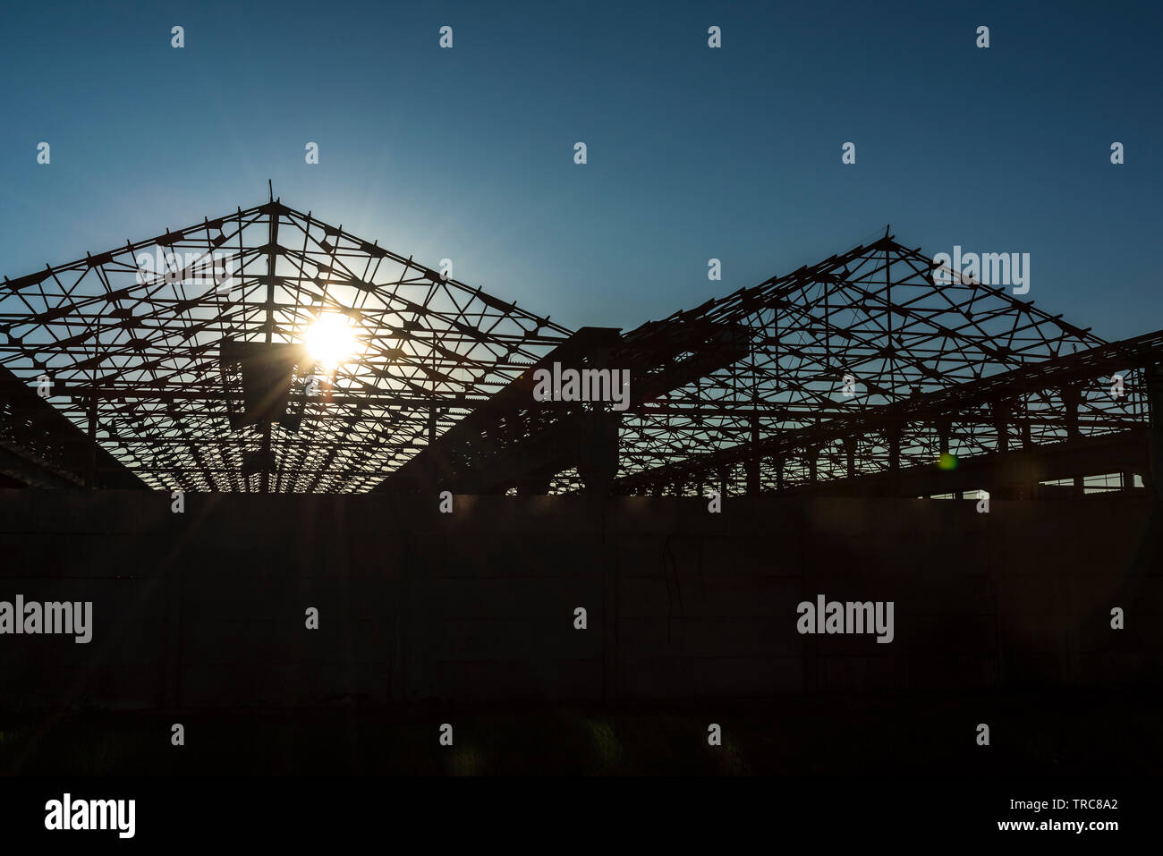 Factory building steel framework hi-res stock photography and images ...