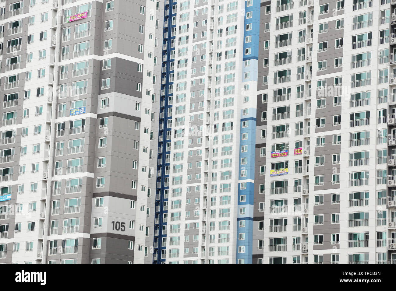 High rise cityscape glass facade korean hi-res stock photography and ...