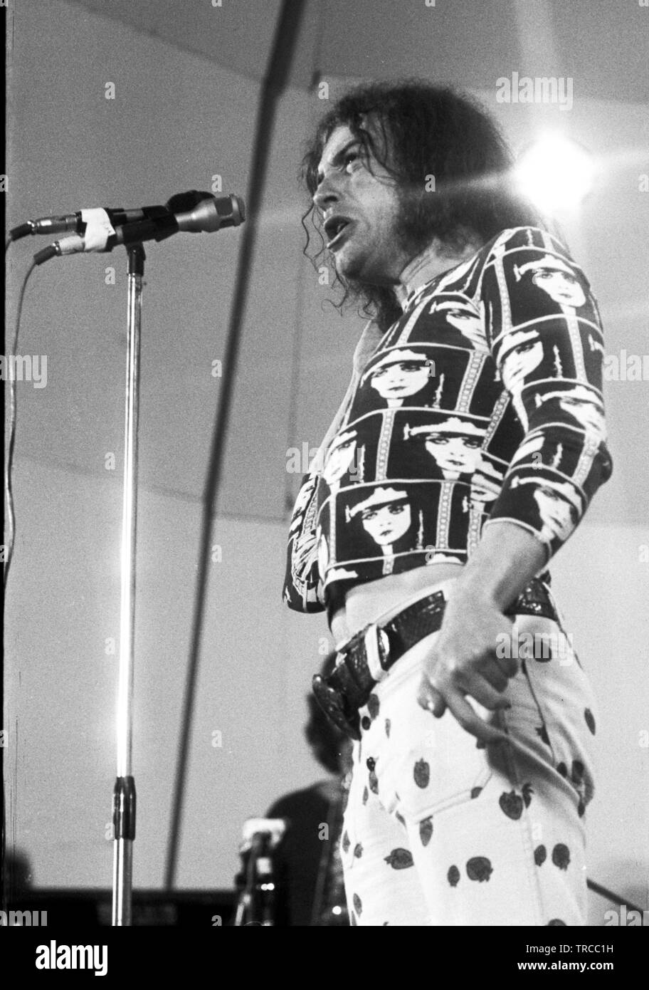 LONDON - JUNE 03: Joe Cocker performs live on stage at Crystal Palace ...