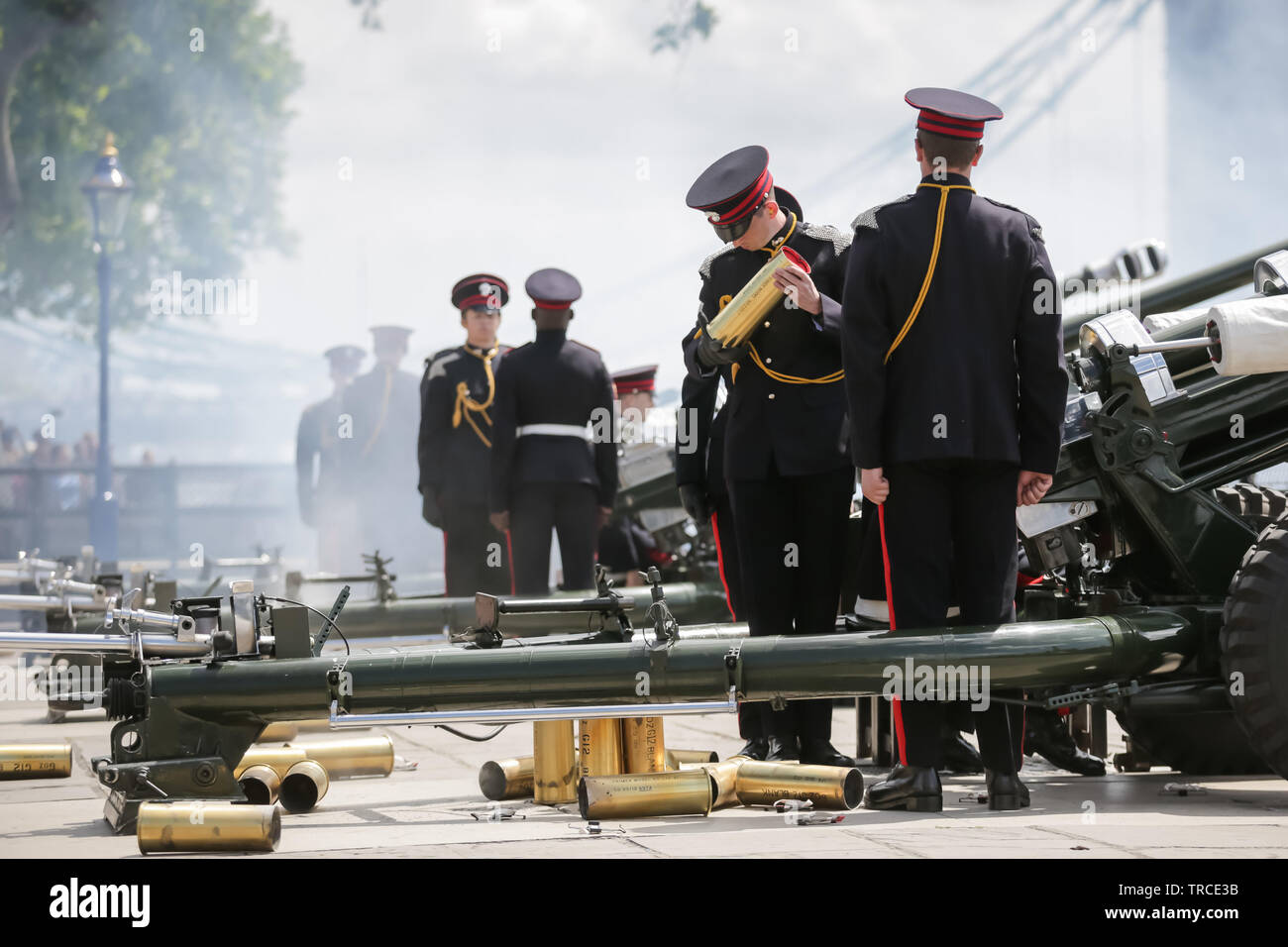103 gun salute hi-res stock photography and images - Alamy