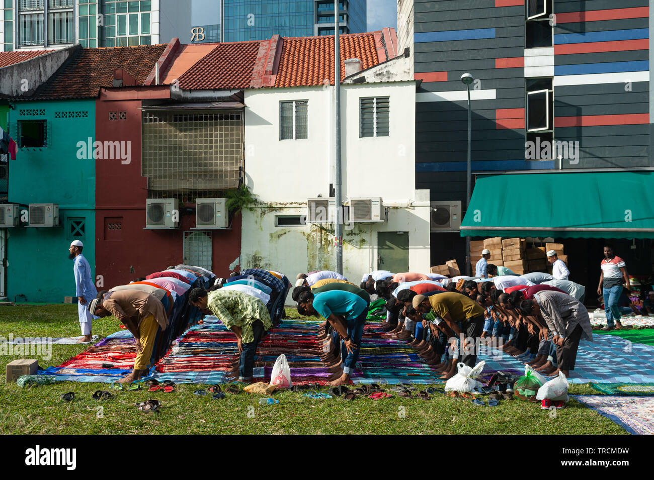 Muslim man bowing and praying hi-res stock photography and images - Alamy