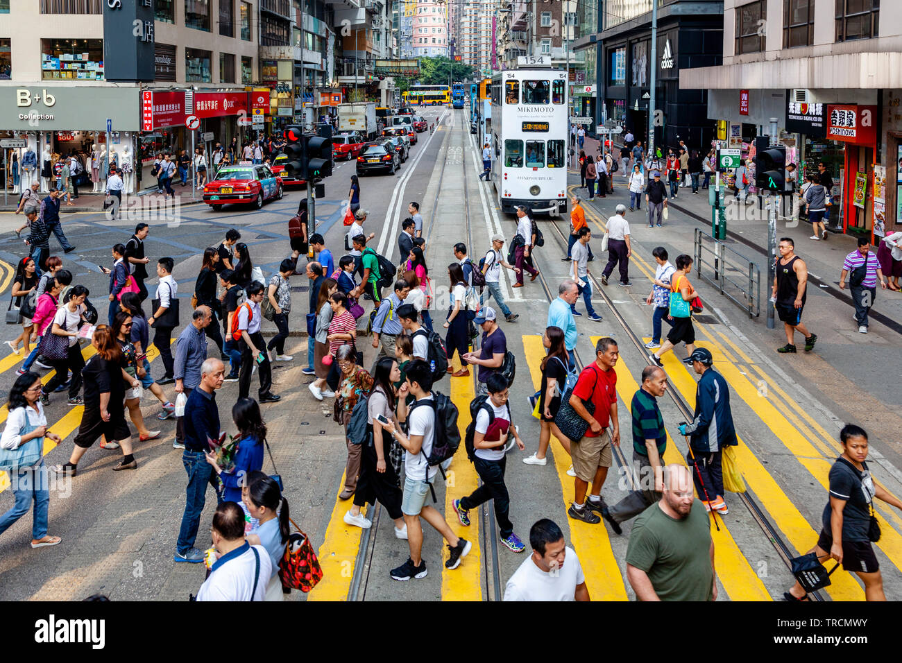 Hong kong pedestrians cross hi-res stock photography and images - Alamy