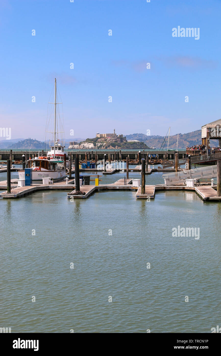 Alcatraz island dock boat hi-res stock photography and images - Alamy