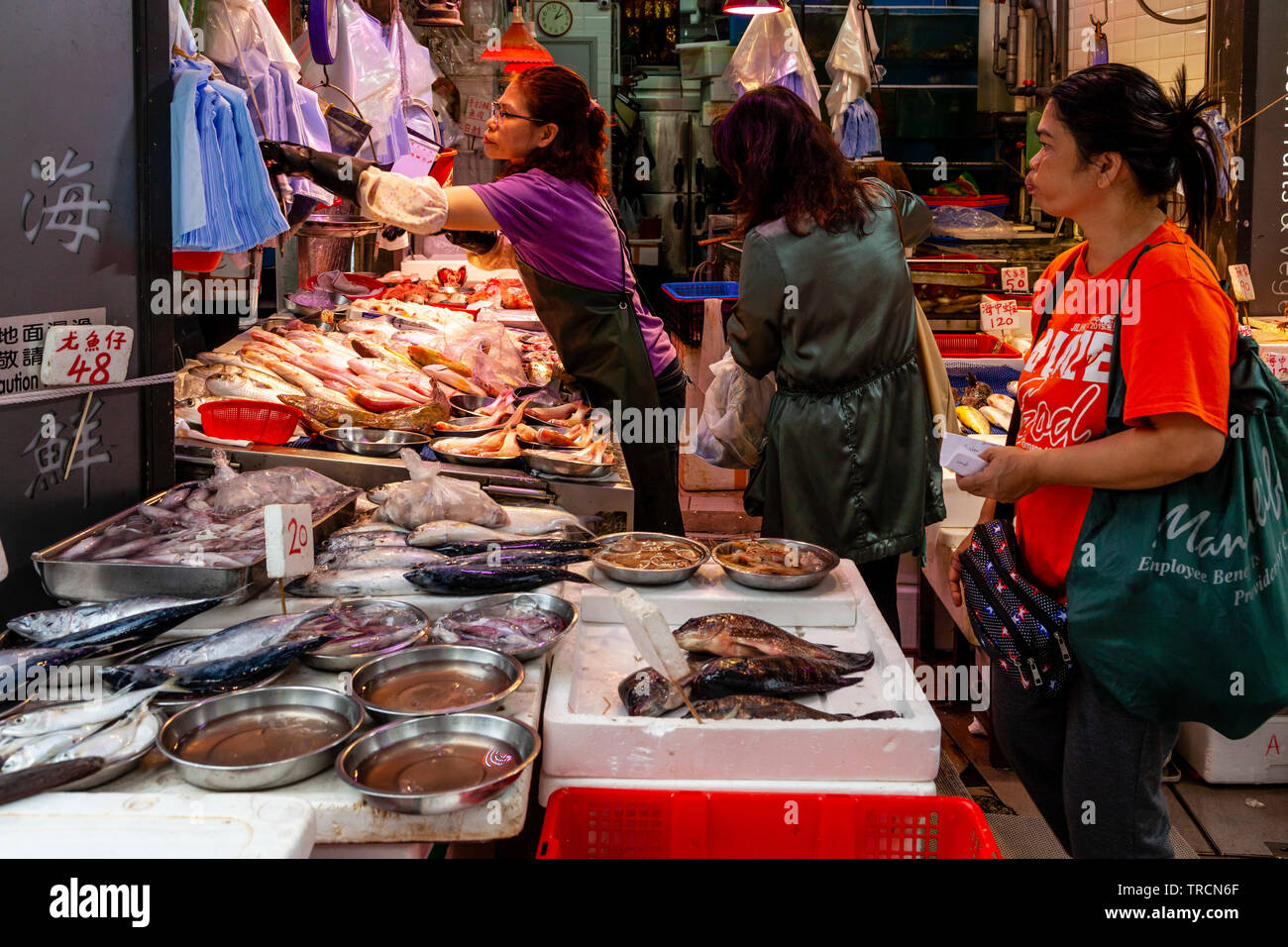 Buying fresh fish hi-res stock photography and images - Alamy