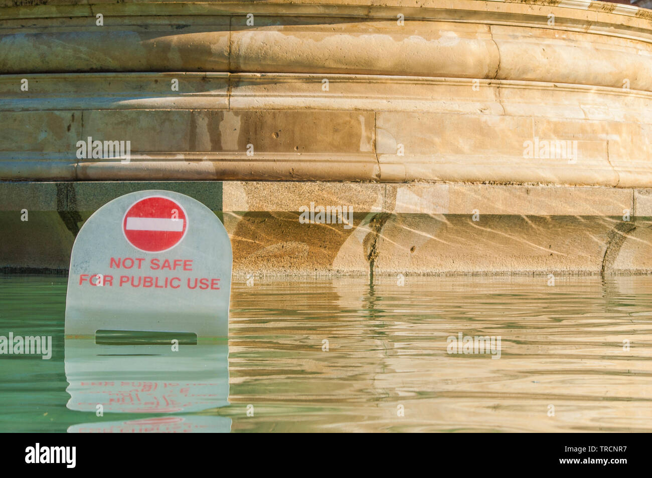 White water fountain sign hi-res stock photography and images - Alamy