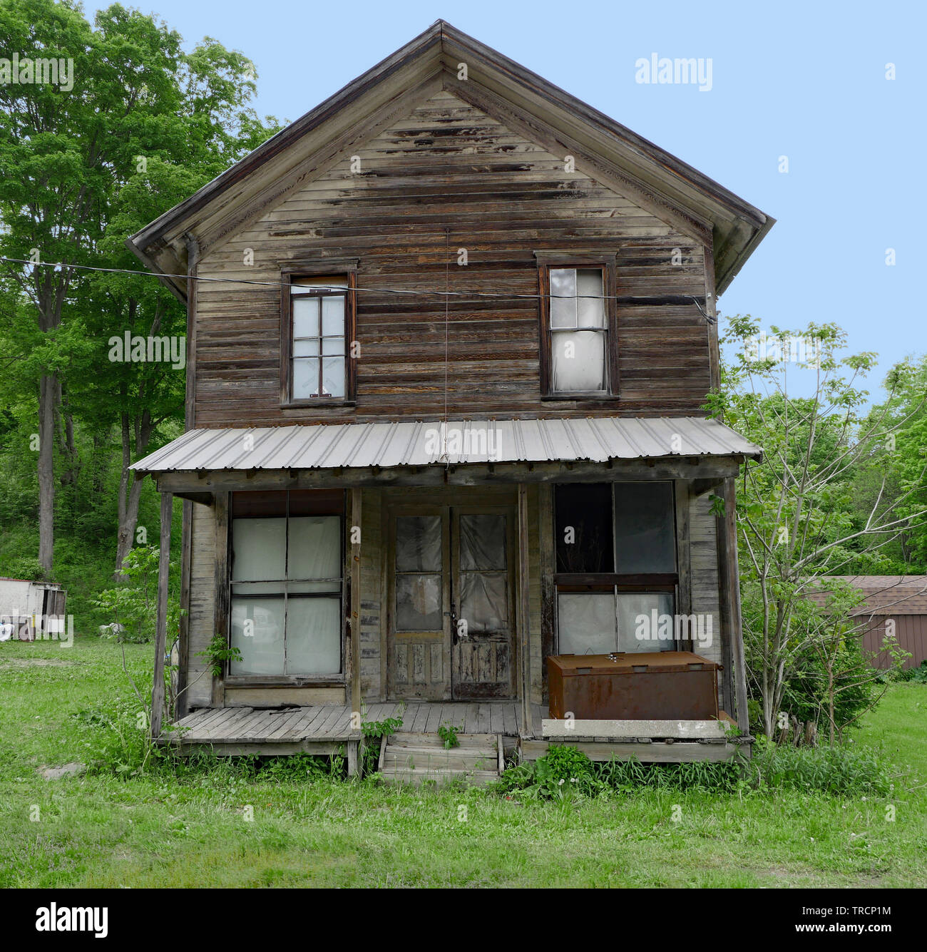 abandoned old wood plank farm house Stock Photo - Alamy