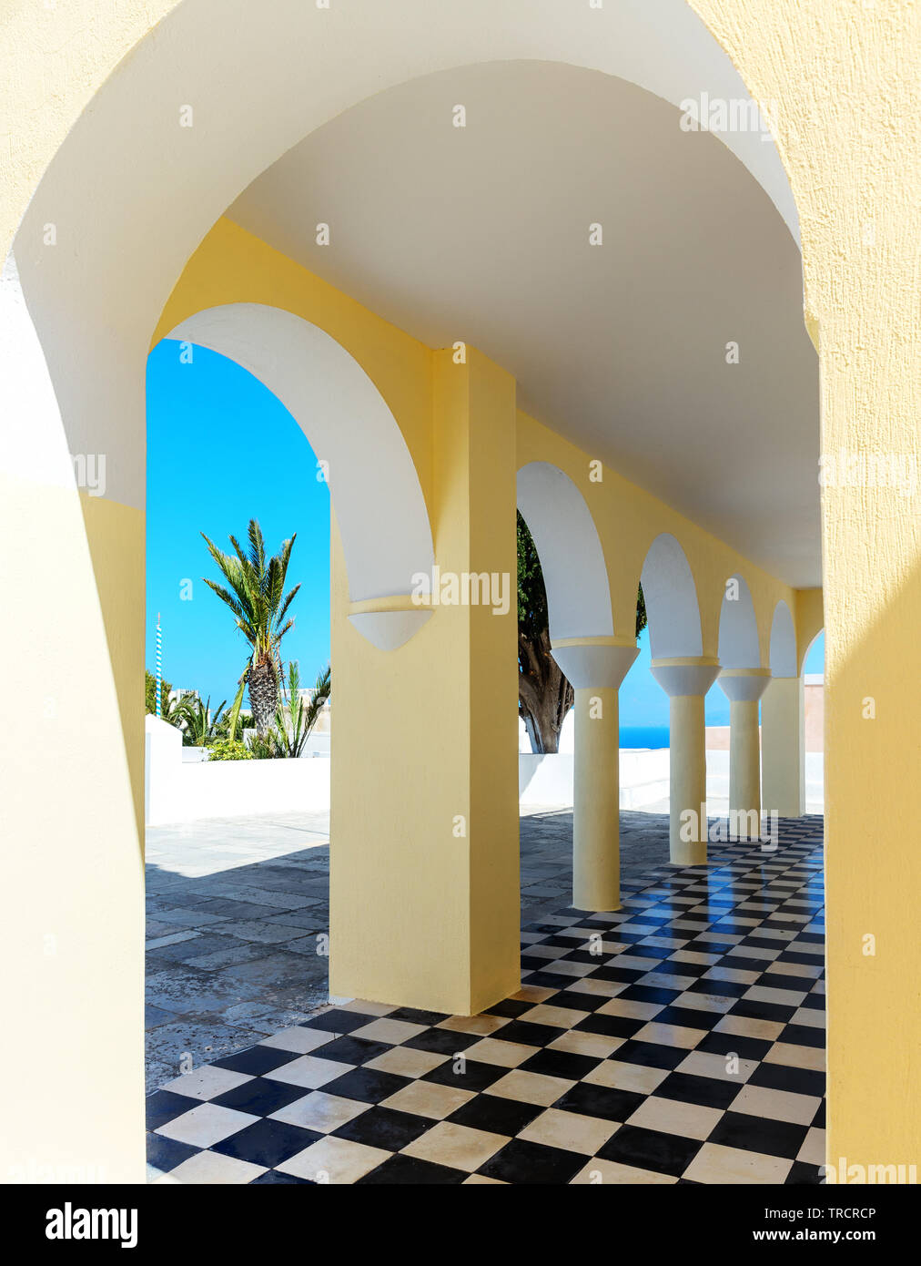 Striking checkerboard floor hi-res stock photography and images - Alamy