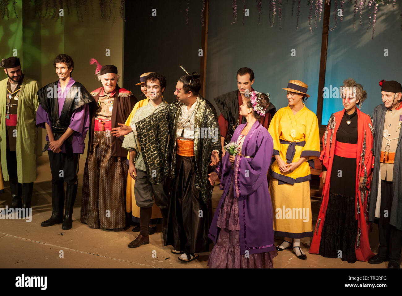 Curtain call stage hi-res stock photography and images - Alamy