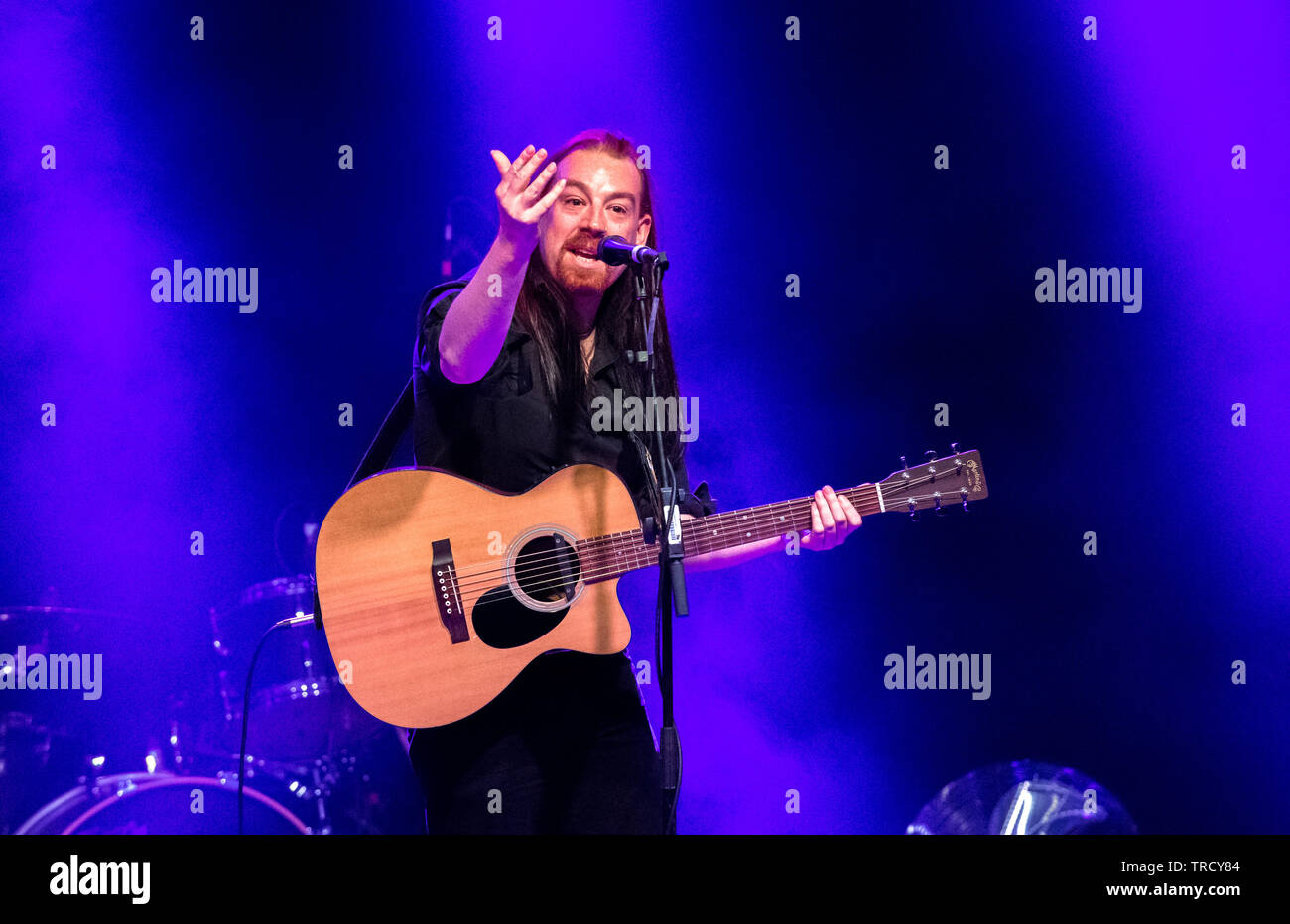 Male solo singer hi-res stock photography and images - Alamy