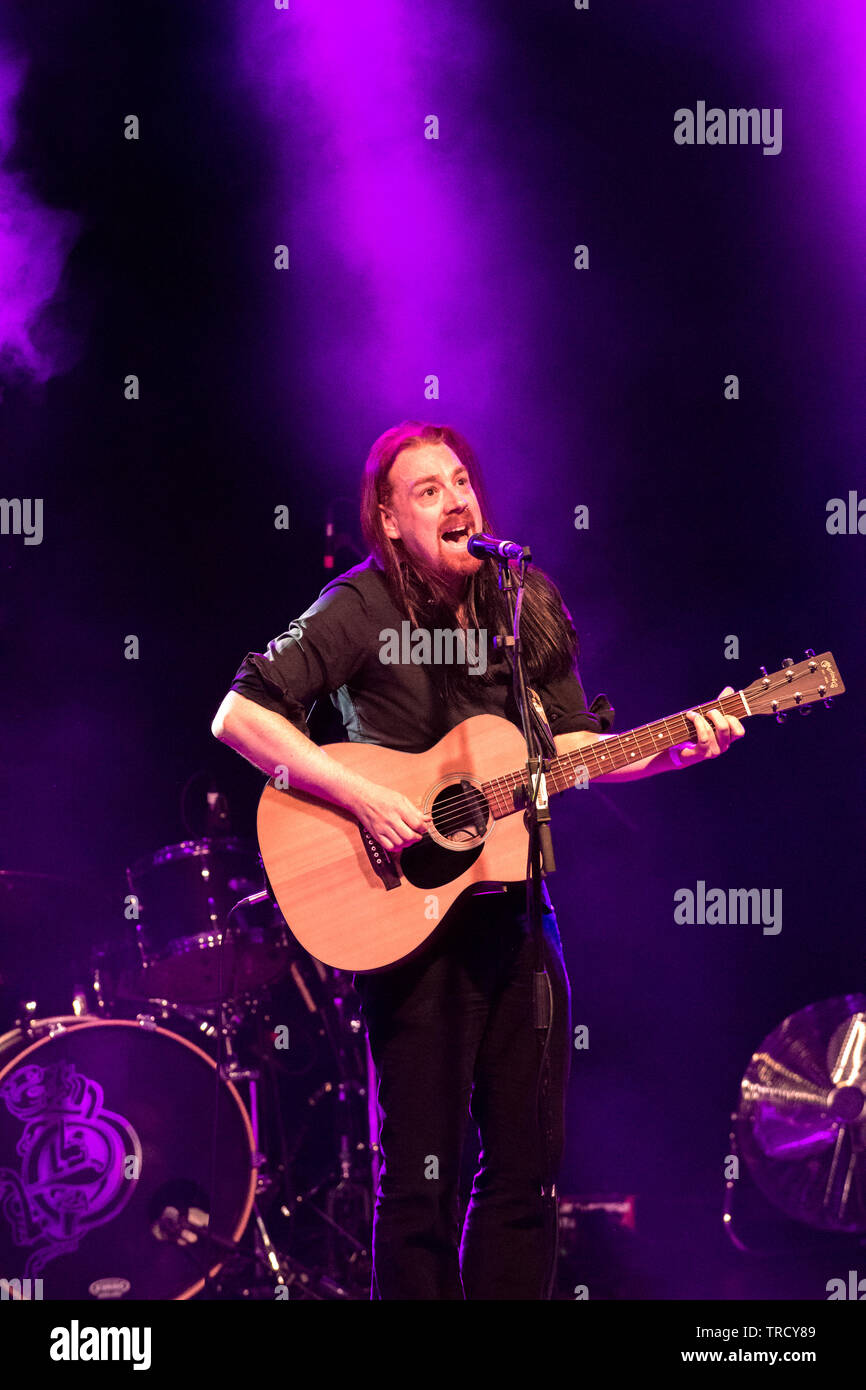 Male solo singer hi-res stock photography and images - Alamy