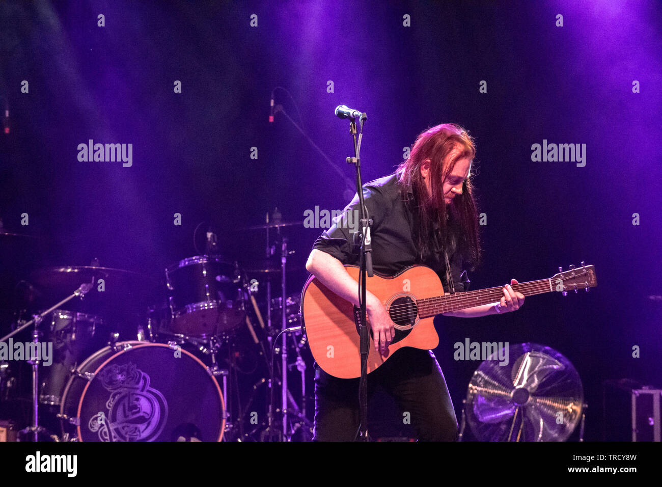 Male solo singer hi-res stock photography and images - Alamy