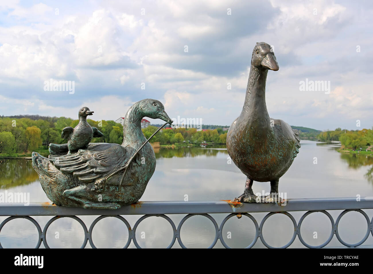 Bronze geese sculpture hi-res stock photography and images - Alamy