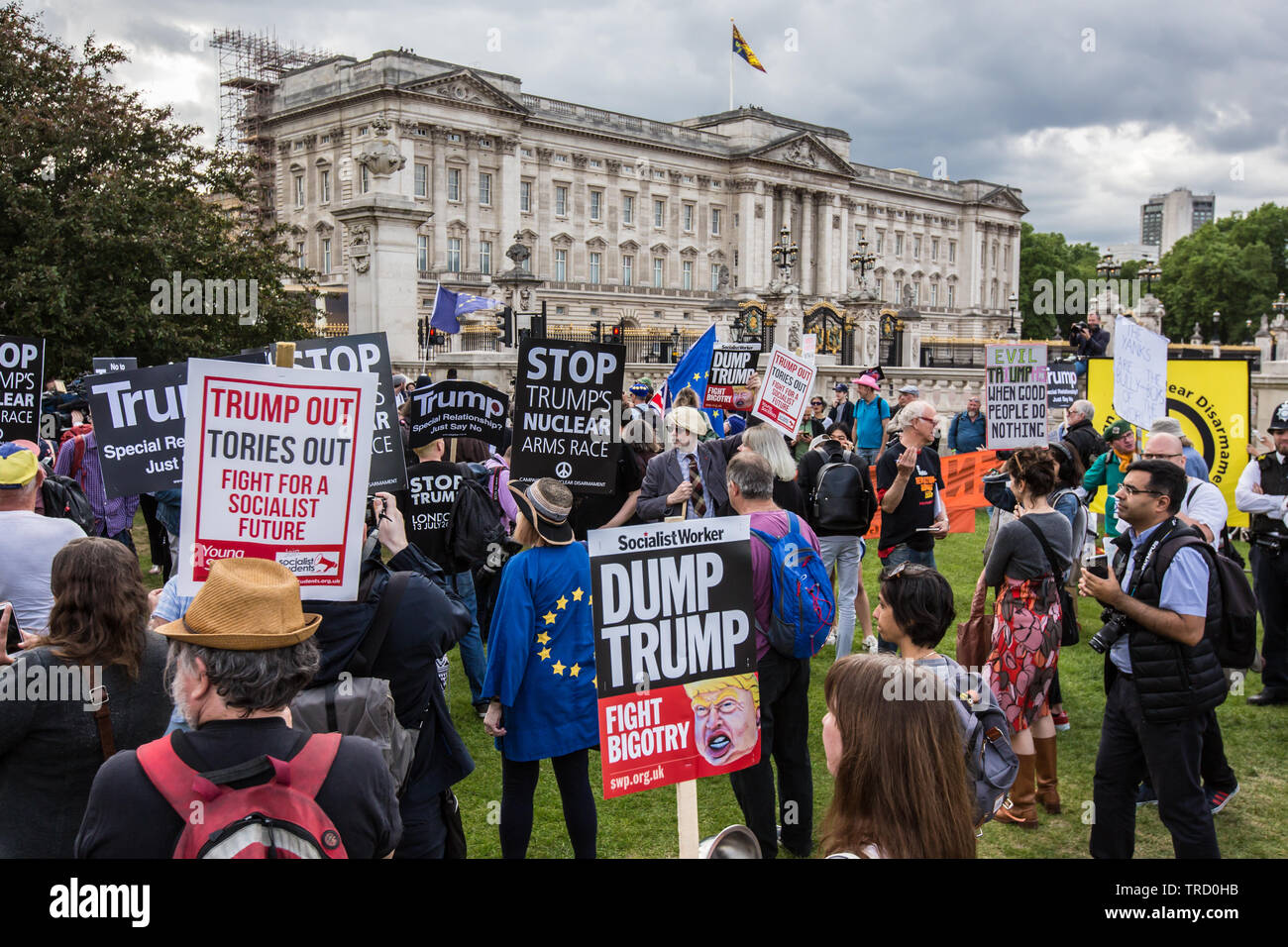 London, UK. 3rd June, 2019. Protests outside Buckingham Palace as US ...