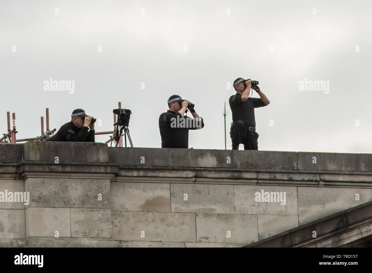 Buckingham palace roof hi-res stock photography and images - Alamy