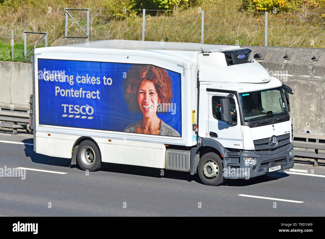 Food supply chain business uses short wheelbase Mercedes lorry truck ...