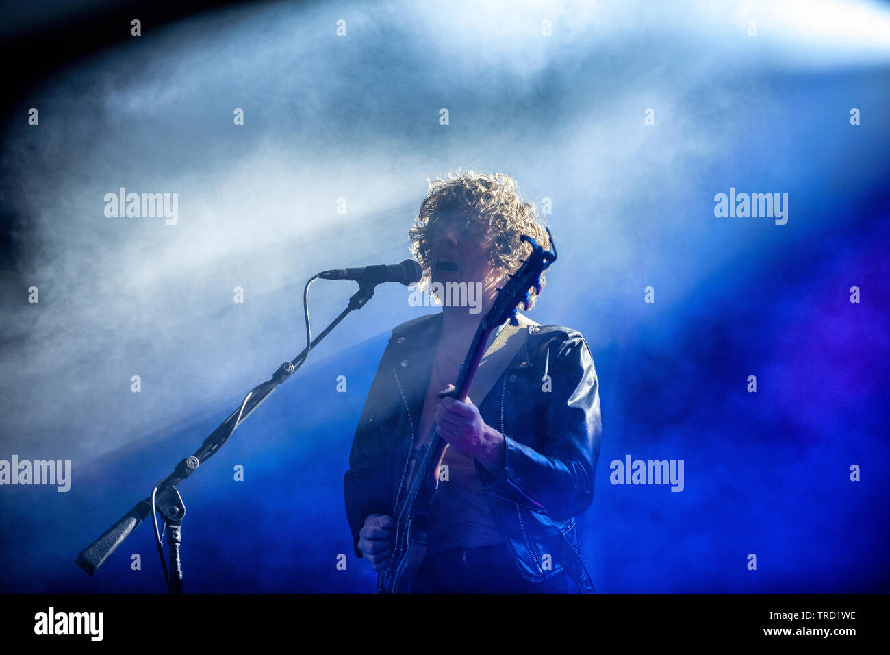 Lead singer and guitarist of Razorlight Johnny Borrell performing at ...