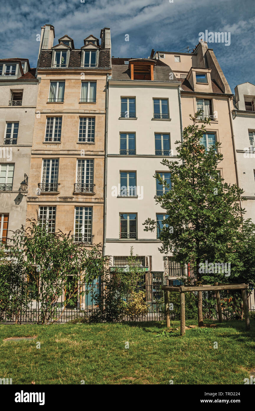 Garden greenery and semidetached buildings typical in the City Center ...