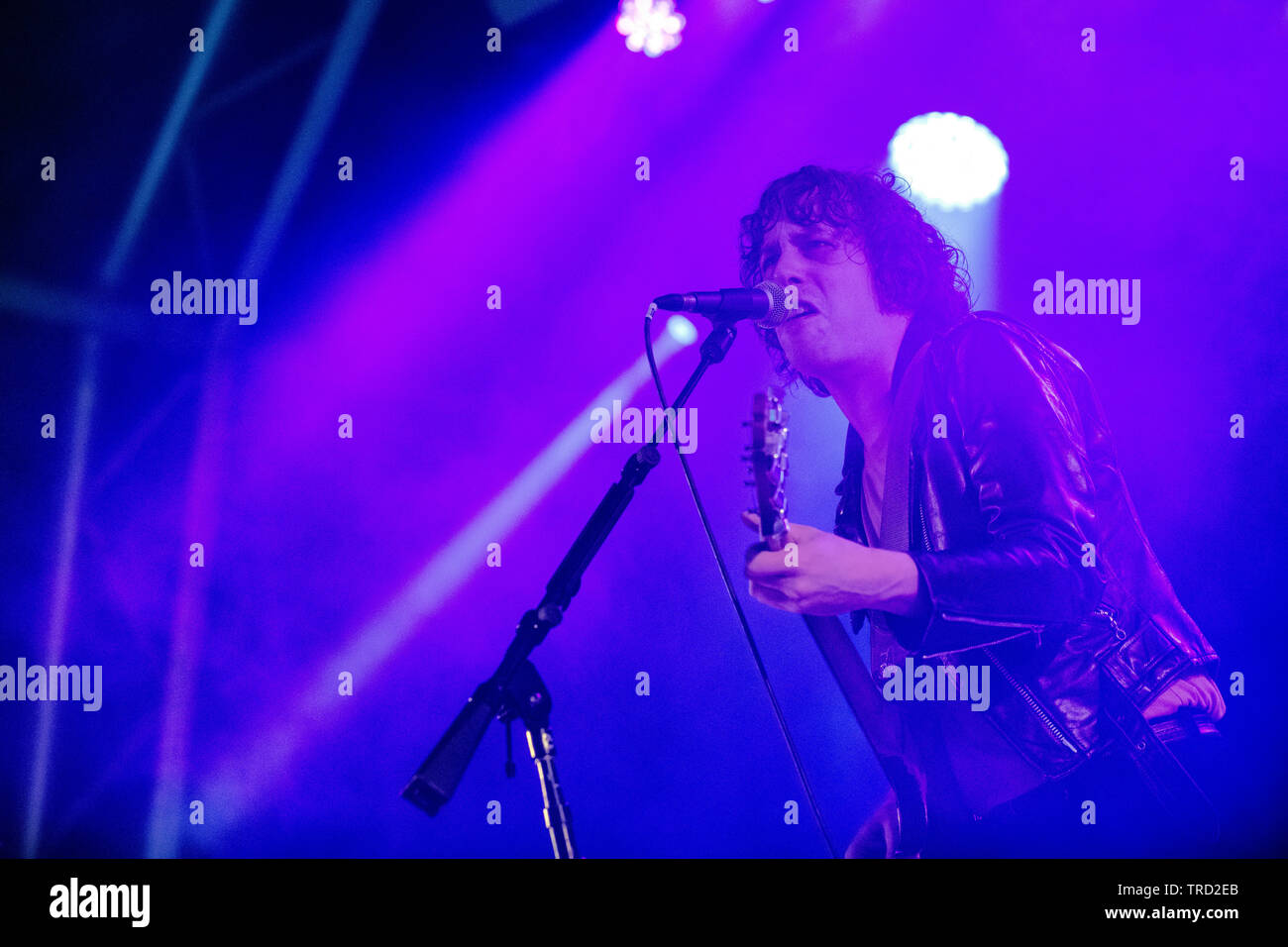 Lead singer and guitarist of Razorlight Johnny Borrell performing at ...