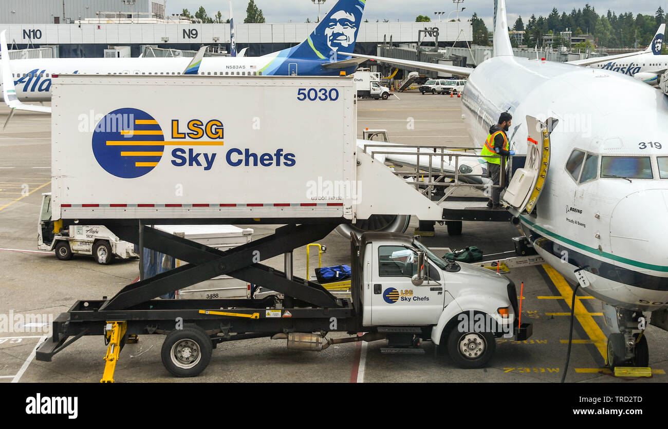 Transport plane catering vehicle hi-res stock photography and images ...