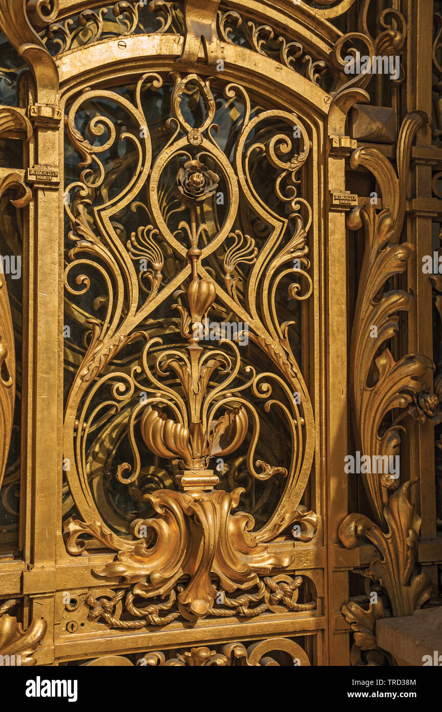 Ornate museum entrance gateway hi-res stock photography and images - Alamy