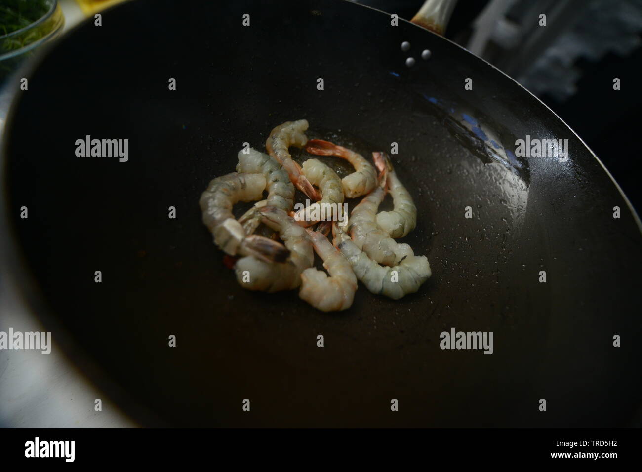 The chef prepares shrimp in the restaurant Stock Photo - Alamy