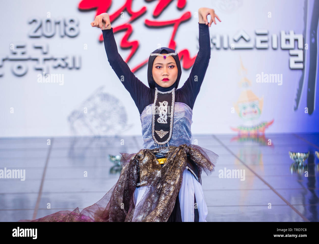 Indonesian dancer from Sma Nasima Semaran dance groupe perform at the ...