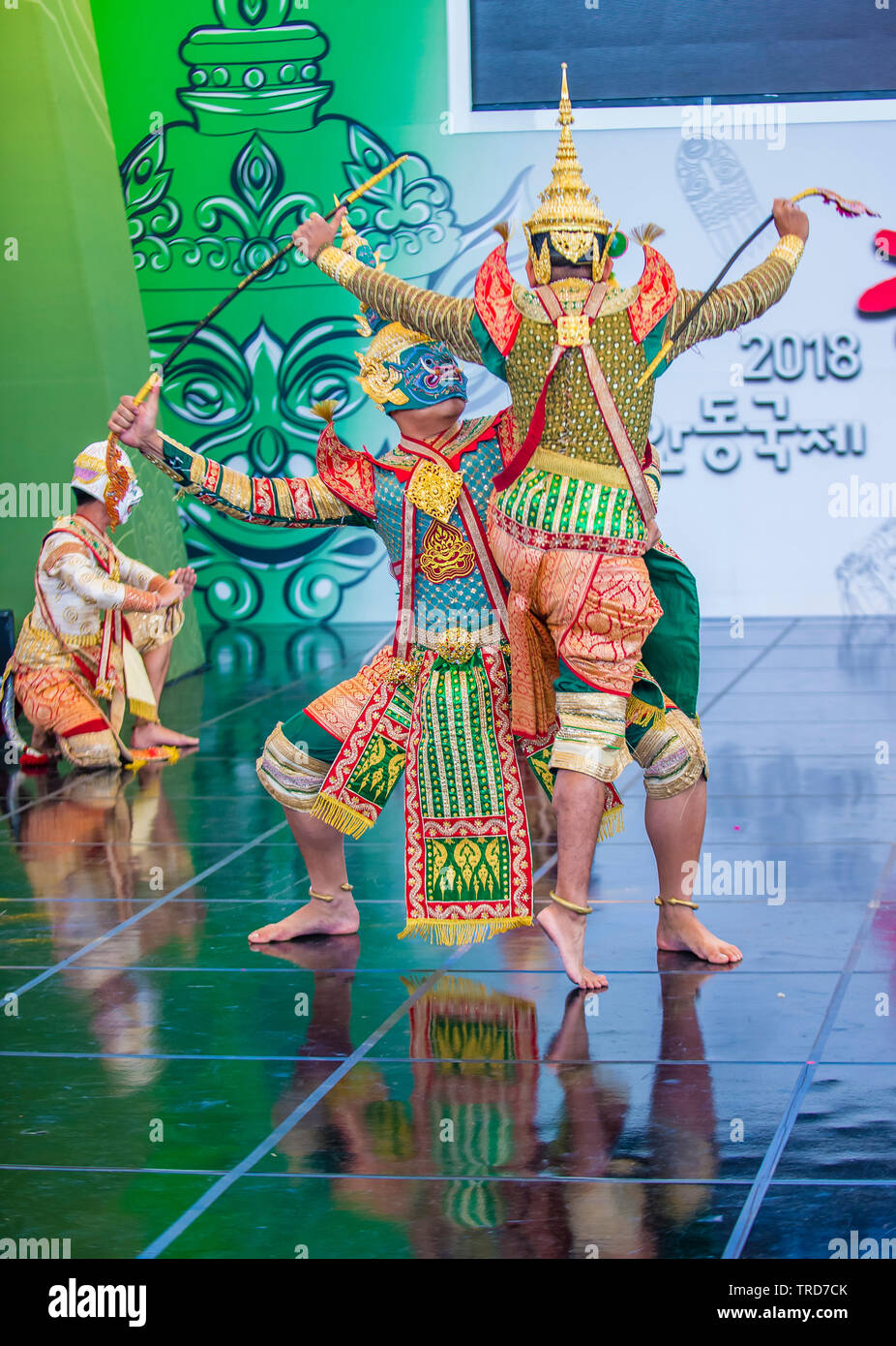 Thai dancers performing the traditinal Thai Khon dance at the Mask ...