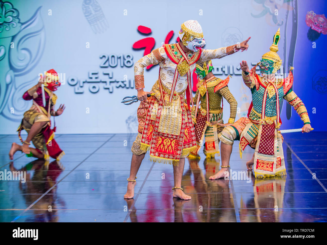 Thai dancers performing the traditinal Thai Khon dance at the Mask ...