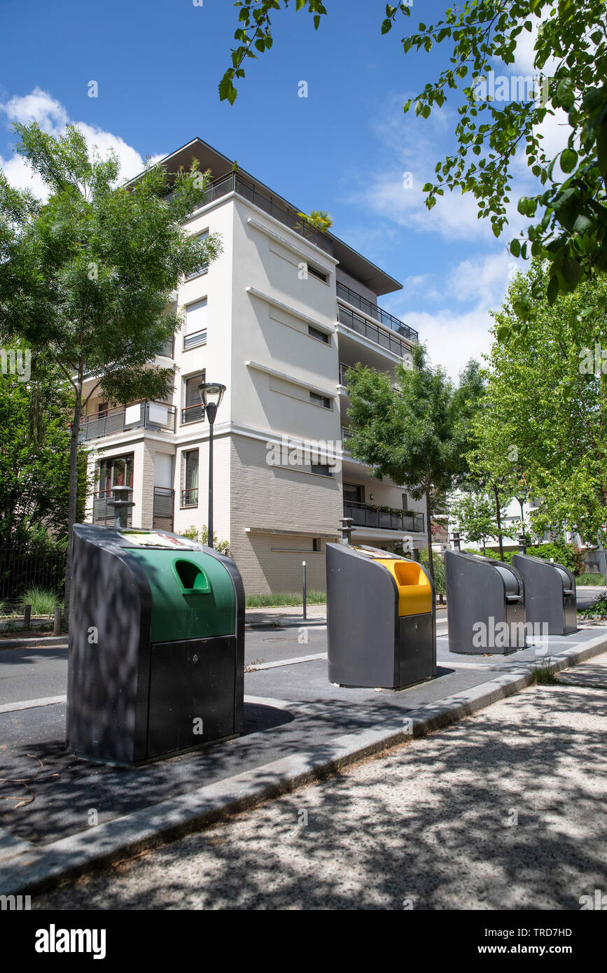 Waste bins in front of building hi-res stock photography and images - Alamy
