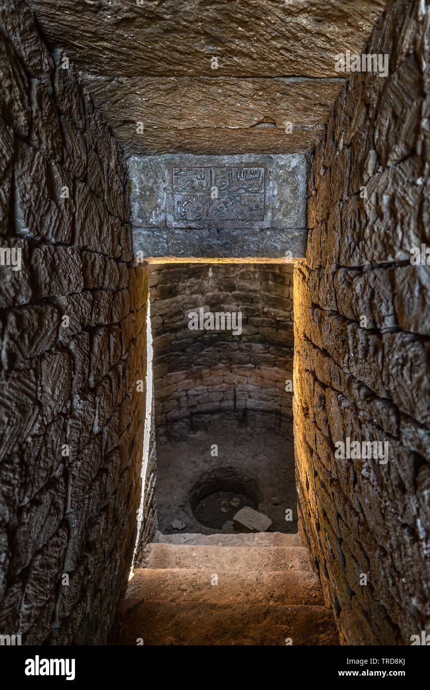 The entrance to the ancient well Stock Photo - Alamy