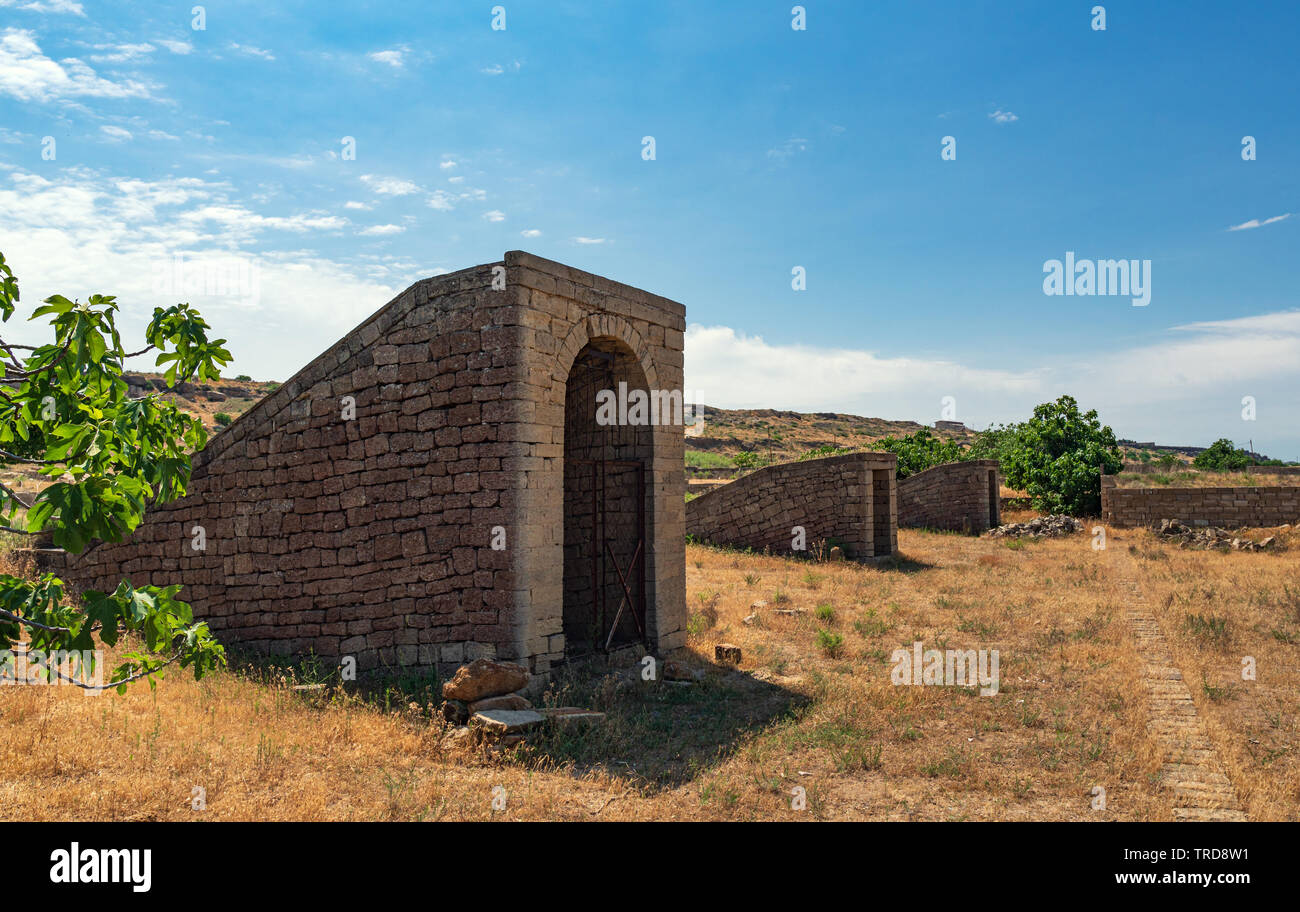 The entrance to the ancient well Stock Photo - Alamy