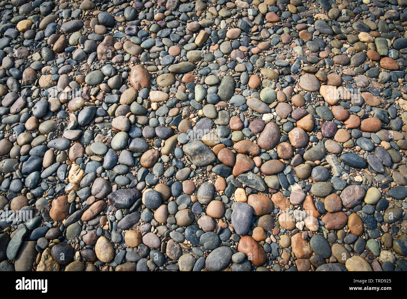 pebbles background / Natural stone beach Stock Photo - Alamy