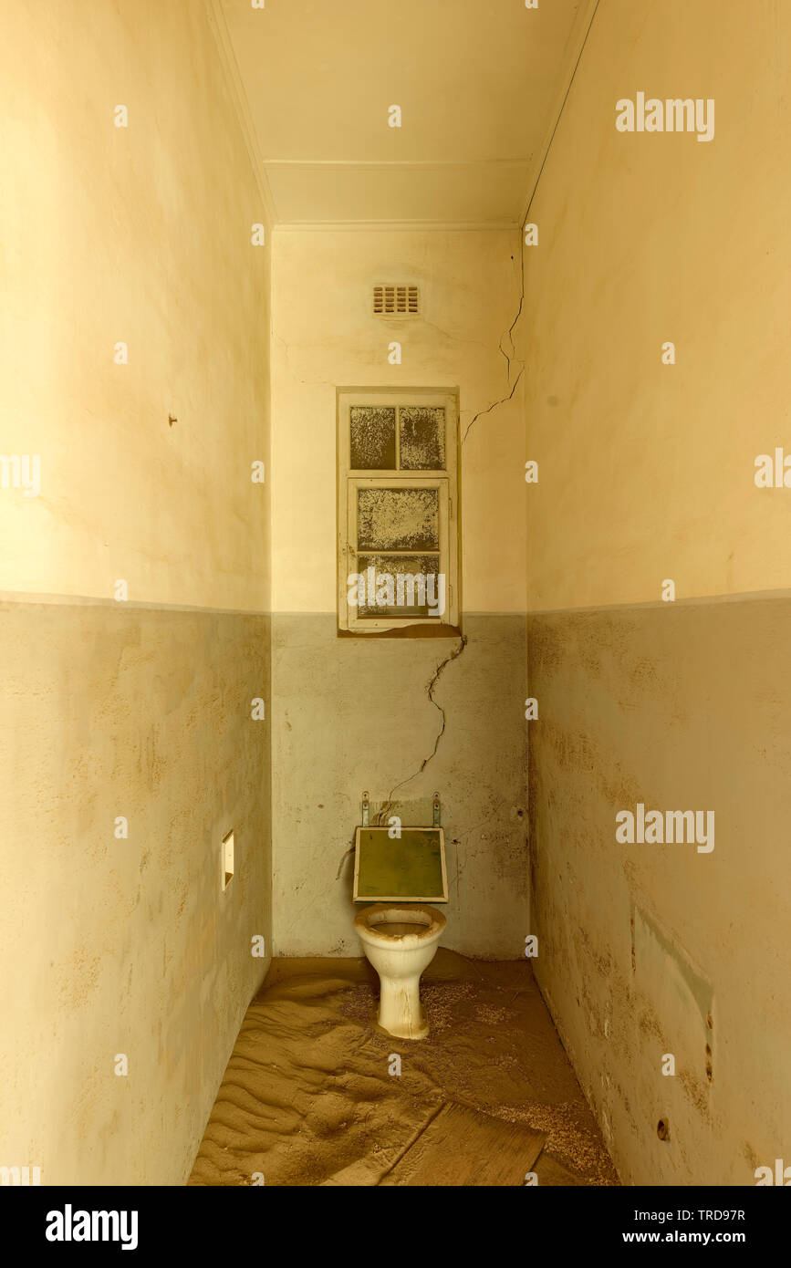 Toilet in old abandoned building hi-res stock photography and images ...