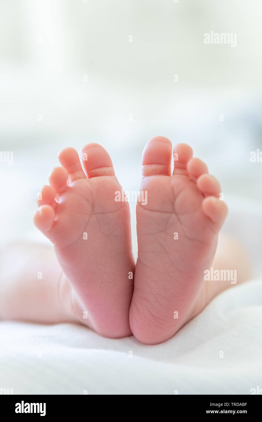 Newborn baby skin to skin hi-res stock photography and images - Alamy