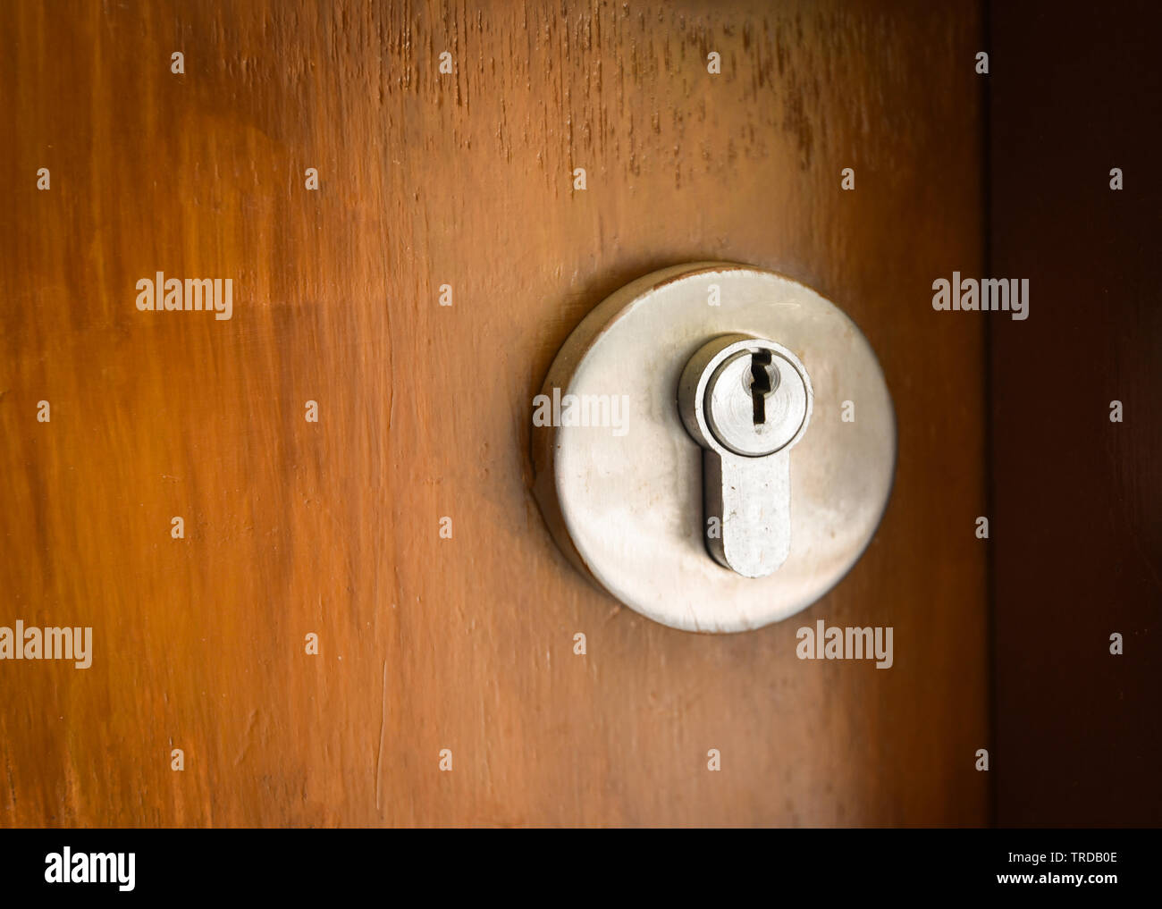 Vintage keyhole on the wooden door Stock Photo - Alamy