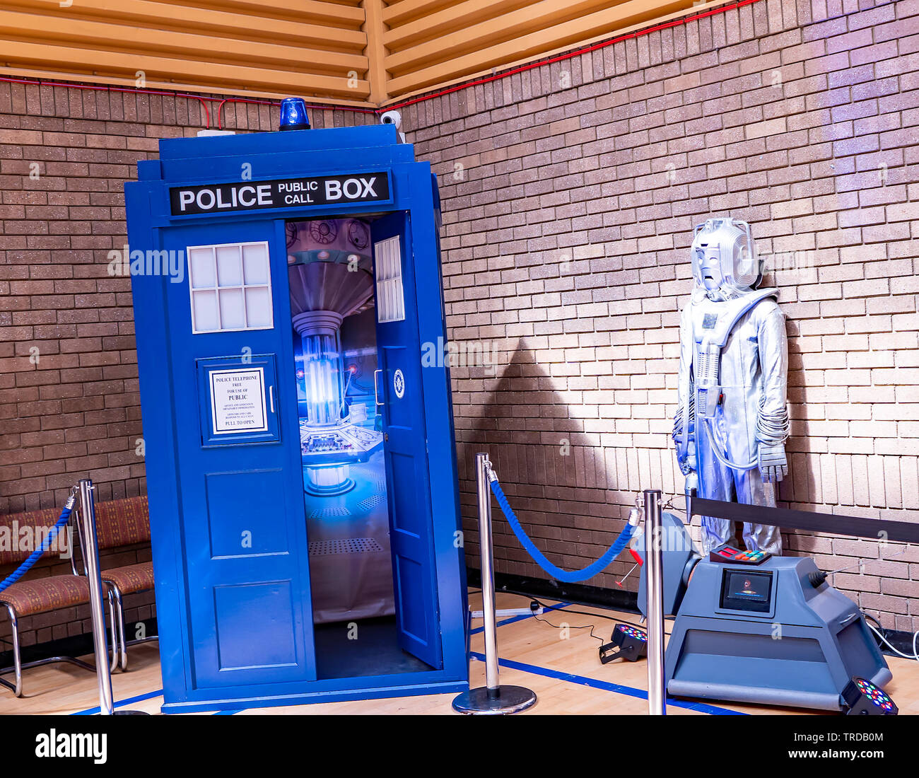 Great Yarmouth Comicon 2019 – The Tardis and an alien suit film props ...