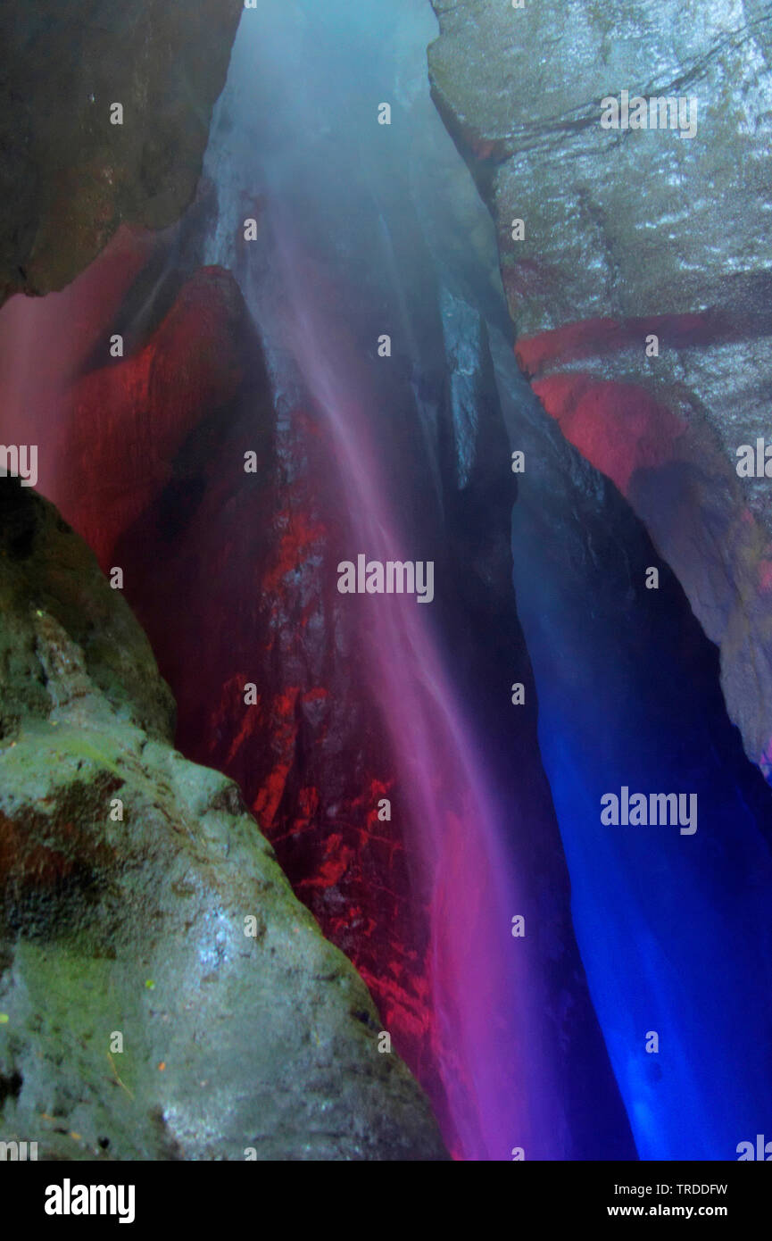 Illuminated cave walls hi-res stock photography and images - Alamy