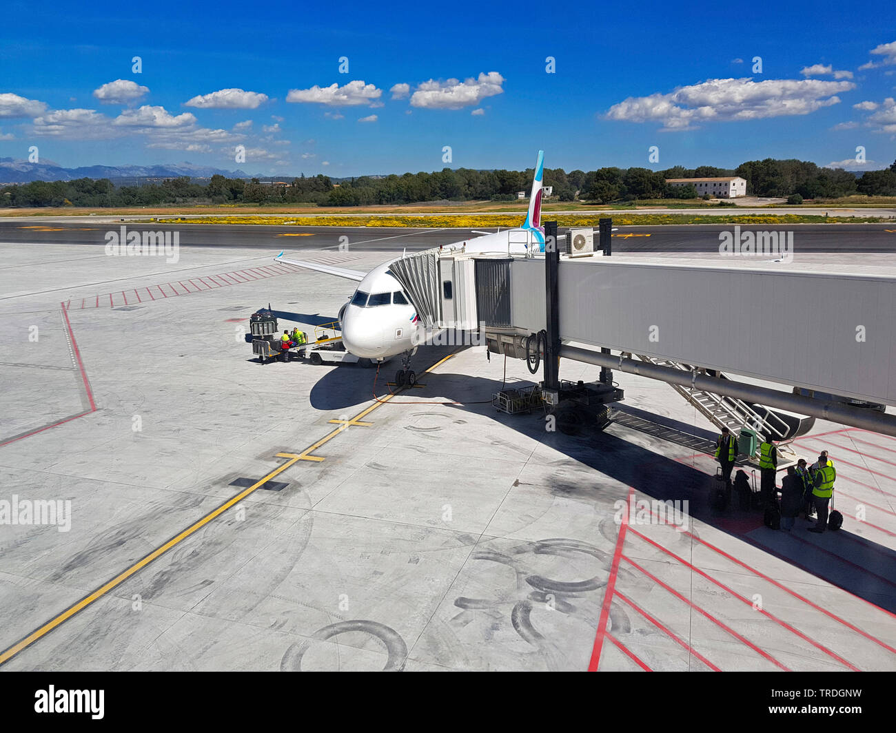 Jet bridge jetway boarding hi-res stock photography and images - Alamy