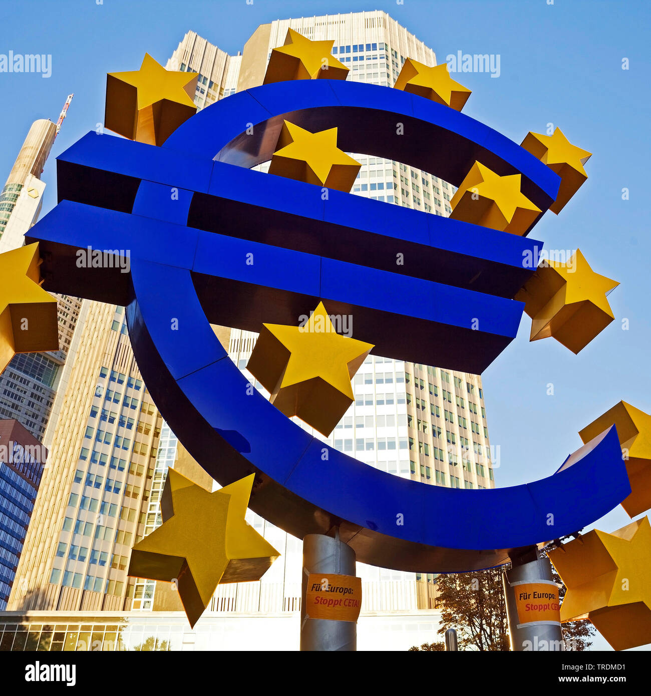 Euro sculpture hi-res stock photography and images - Alamy