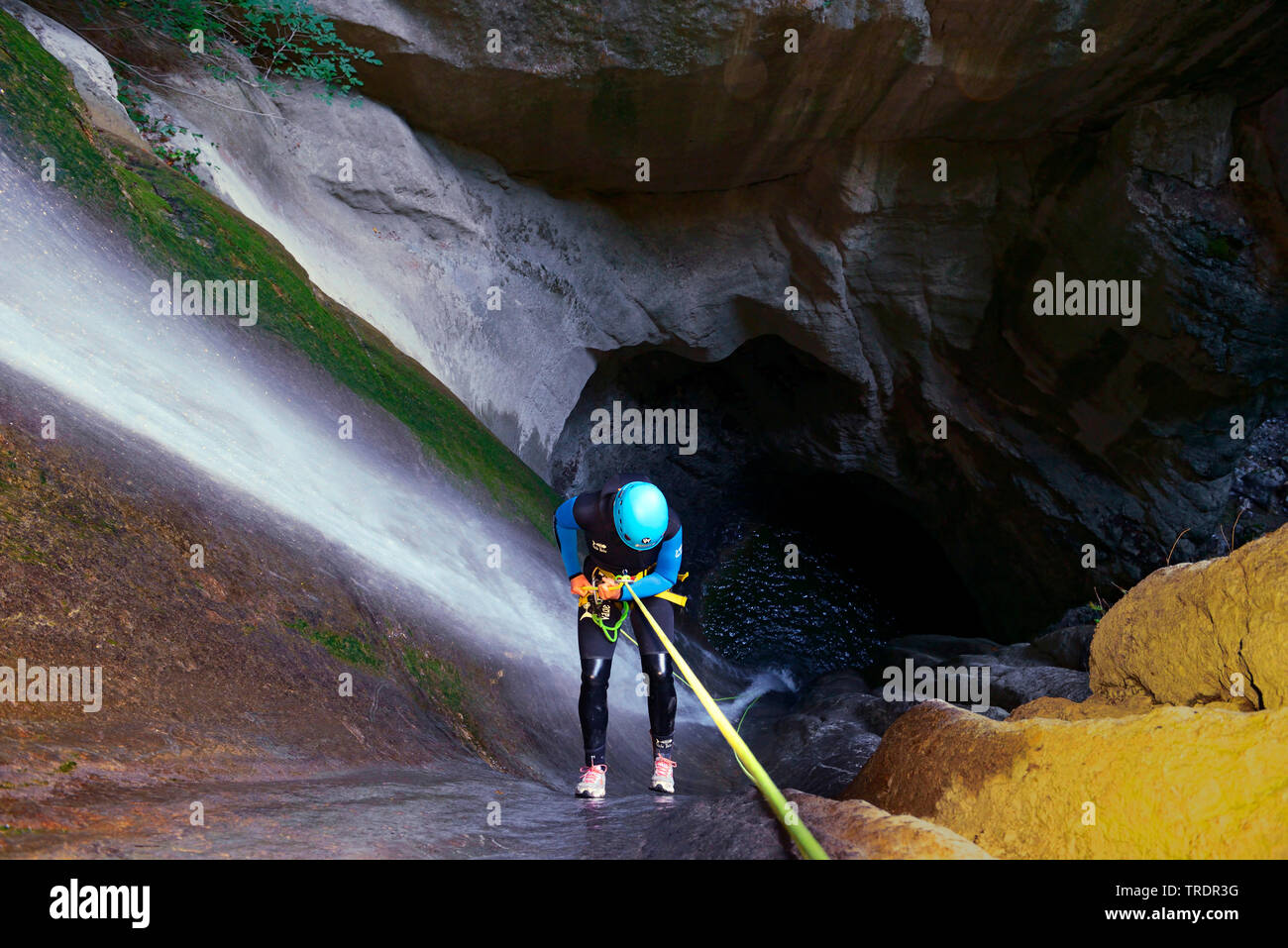 Abseiling hi-res stock photography and images - Alamy